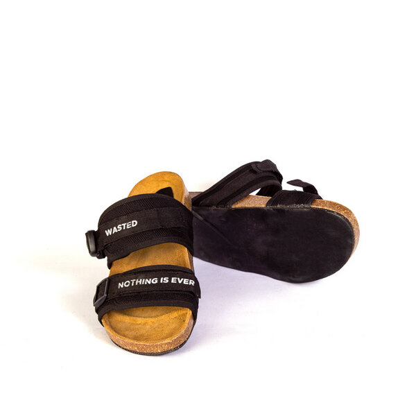Up-fuse - Slippers made of recycled car tires (duo footprint slippers ...